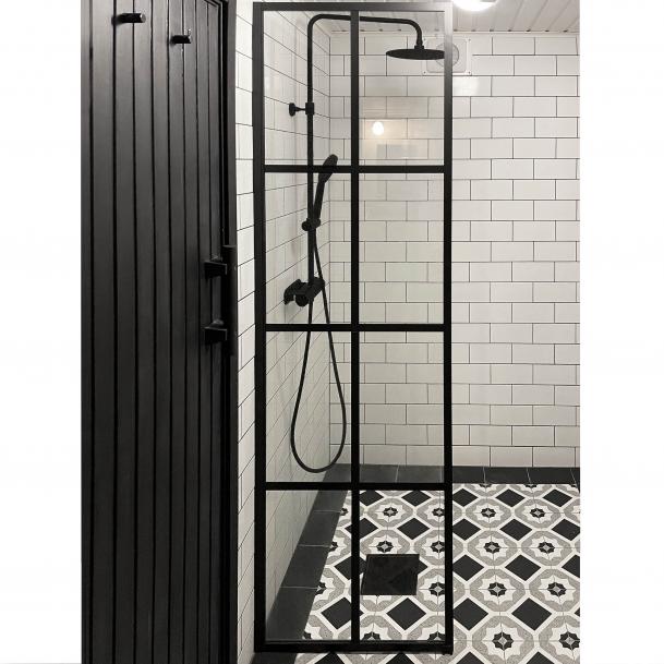 Duschvägg med svart spröjs | 6mm säkerhetsglas | Köp hos Outl1