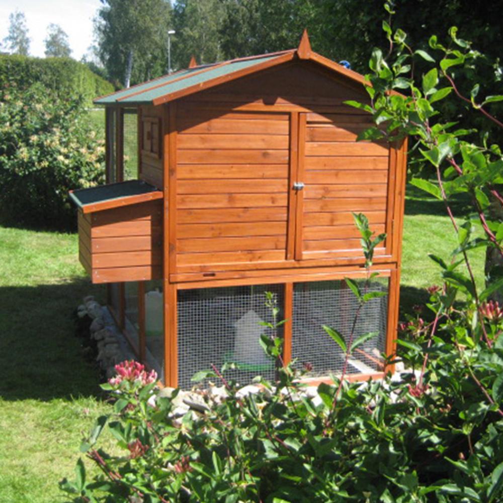 Hönshus i furu med stor hönsgård och värprede