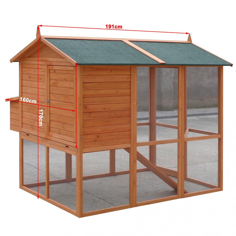 Hönshus i furu med stor hönsgård och värprede